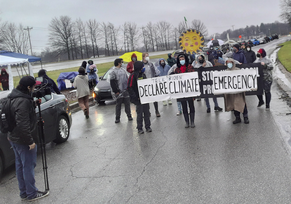Climate activists protest near Biden’s house in Delaware - La Voz de ...
